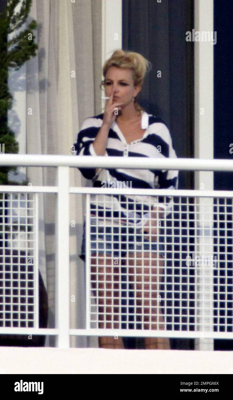 Carrie Underwood Smoking Cigarettes