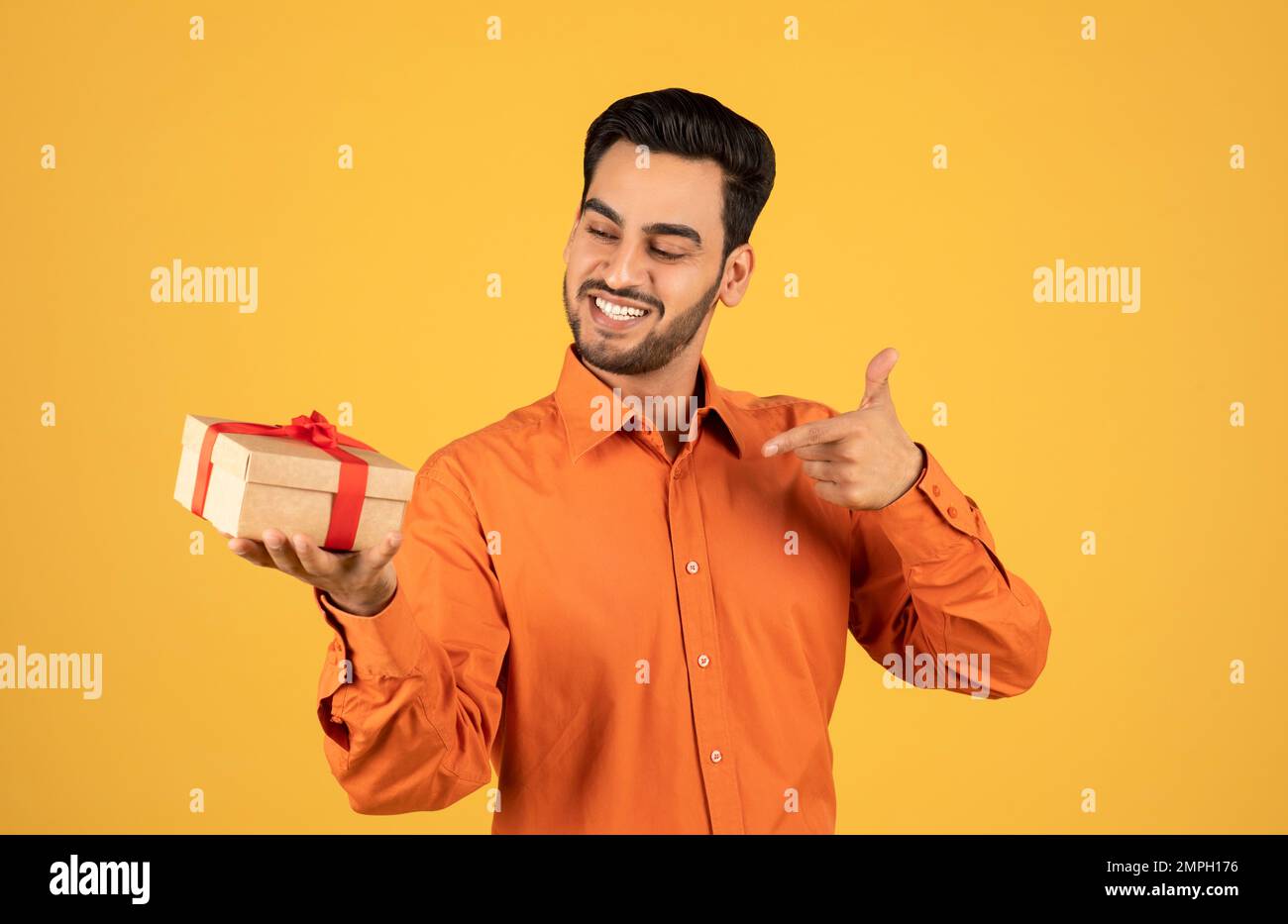 Smiling arab man recommending hi-res stock photography and images - Alamy