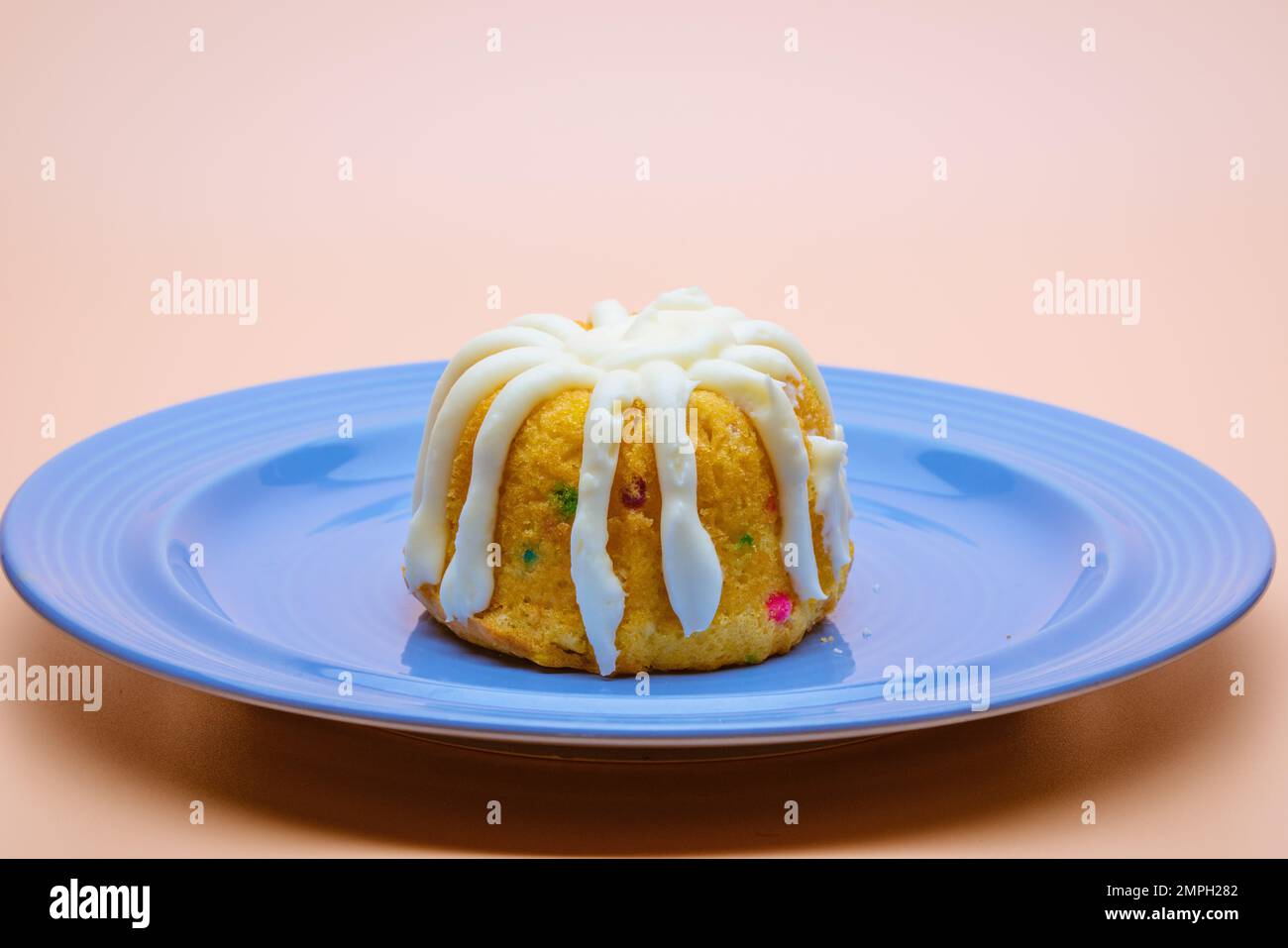 Blue sponge cake hi-res stock photography and images - Alamy