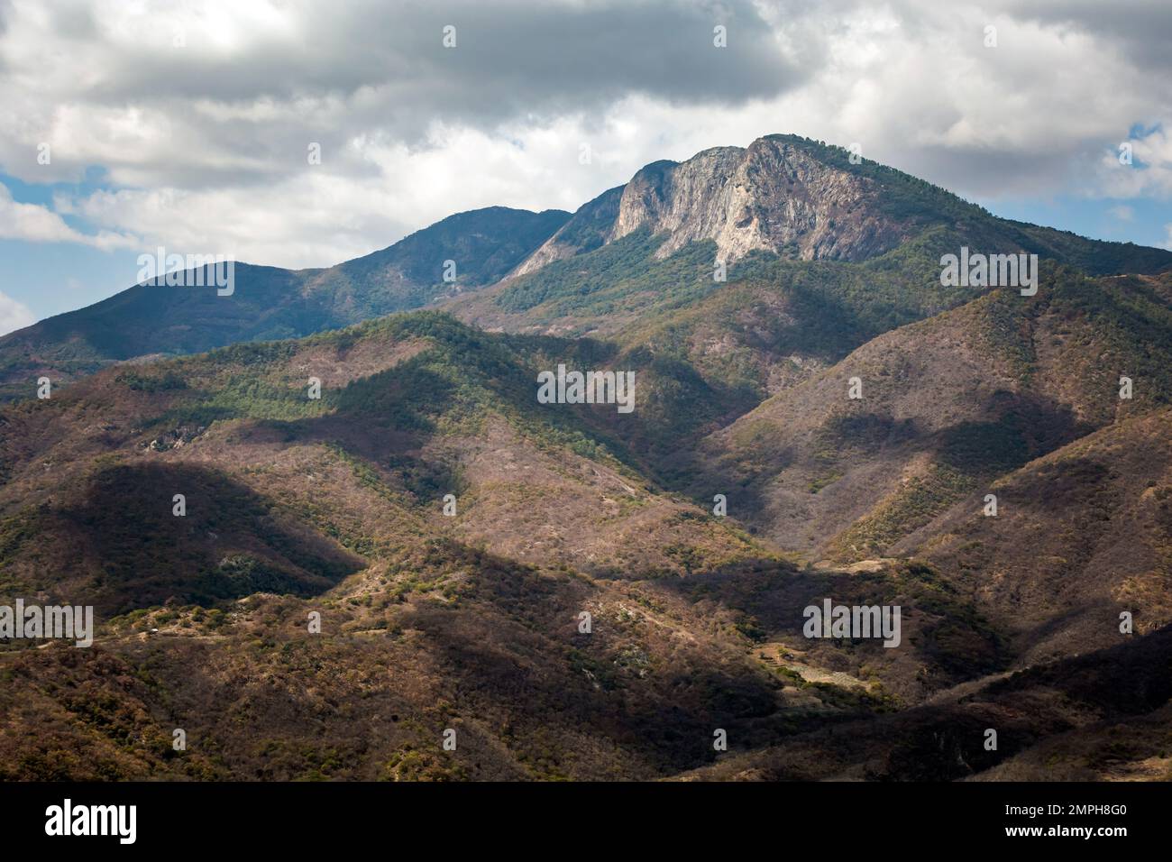 Beautiful landscape of San Lorenzo Albarradas mountains in Hierve el ...