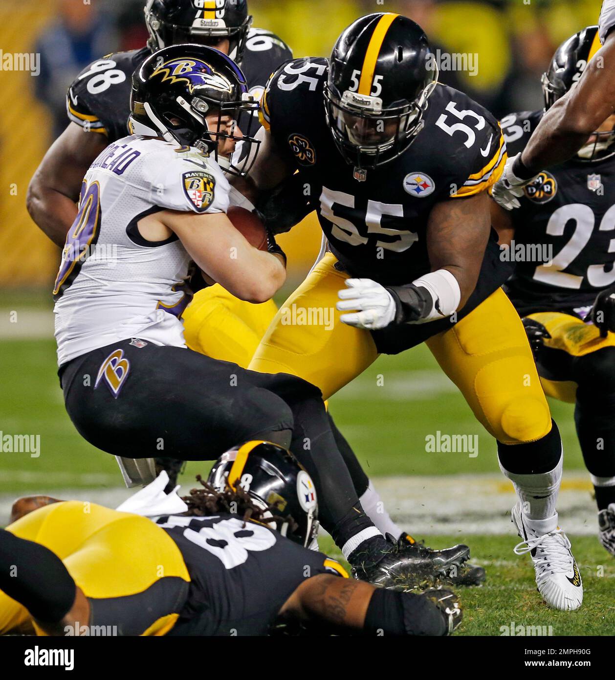 Baltimore Ravens running back Danny Woodhead (39) is tackled by ...