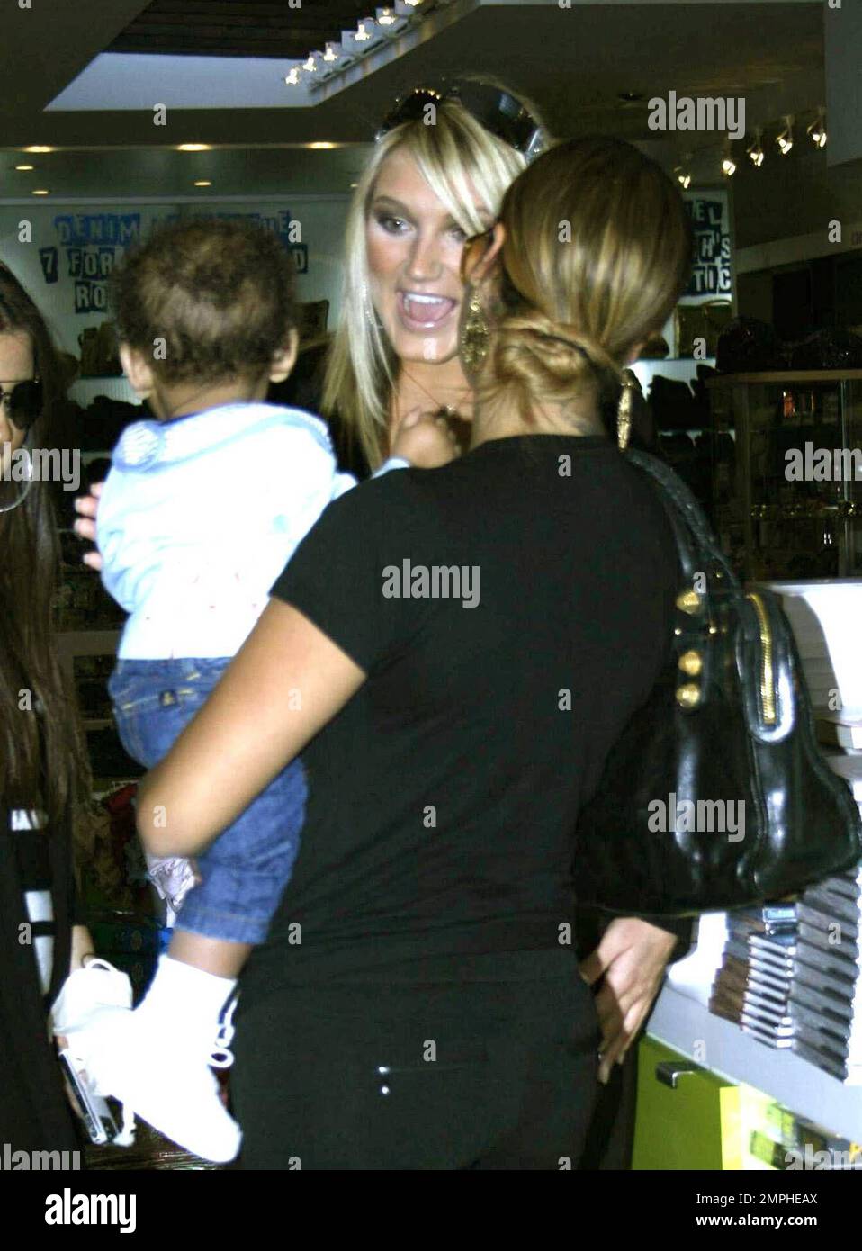 Brooke Hogan and a friend enjoy lunch at the Ivy and some Christmas ...