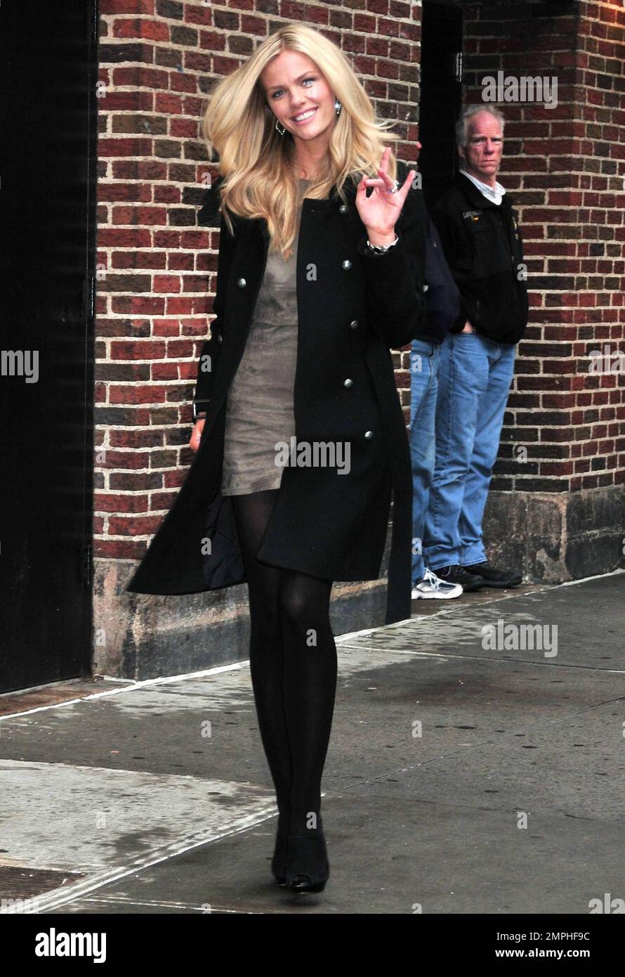 'Sports Illustrated' model Brooklyn Decker smiles for fans as she ...