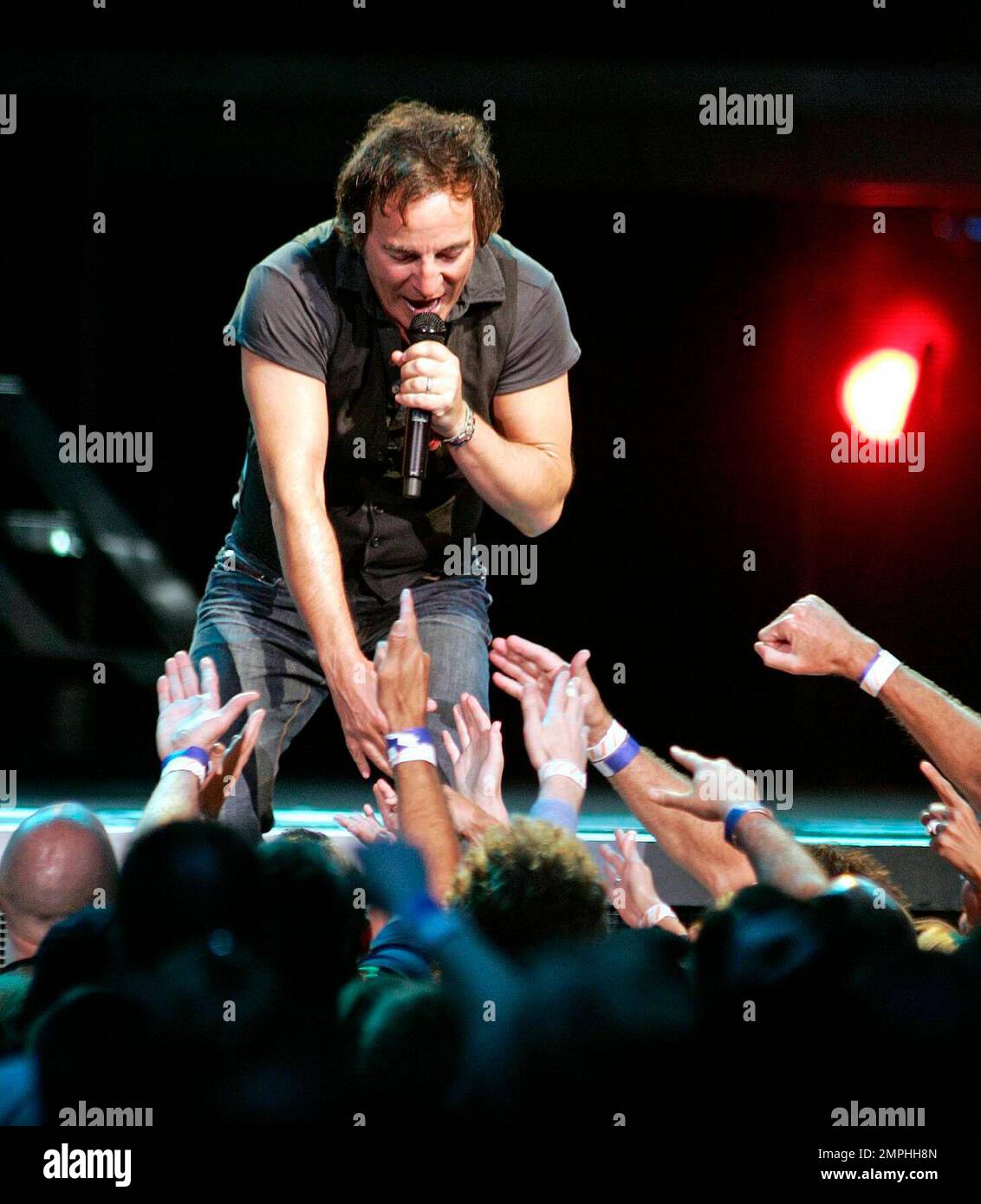 Bruce springsteen jeans hi-res stock photography and images - Alamy