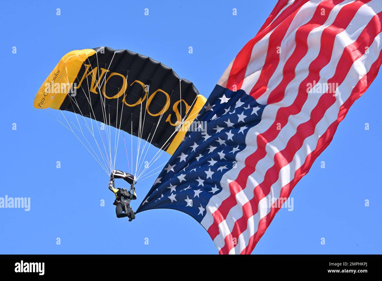 JACKSONVILLE, FL. (Oct. 21, 2022) The Para-Commandos aerial parachute ...