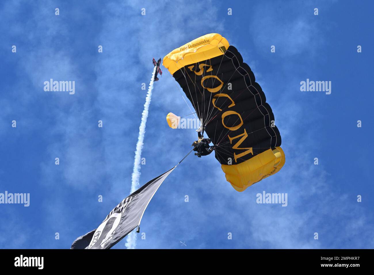 JACKSONVILLE, FL. (Oct. 21, 2022) The Para-Commandos aerial parachute ...