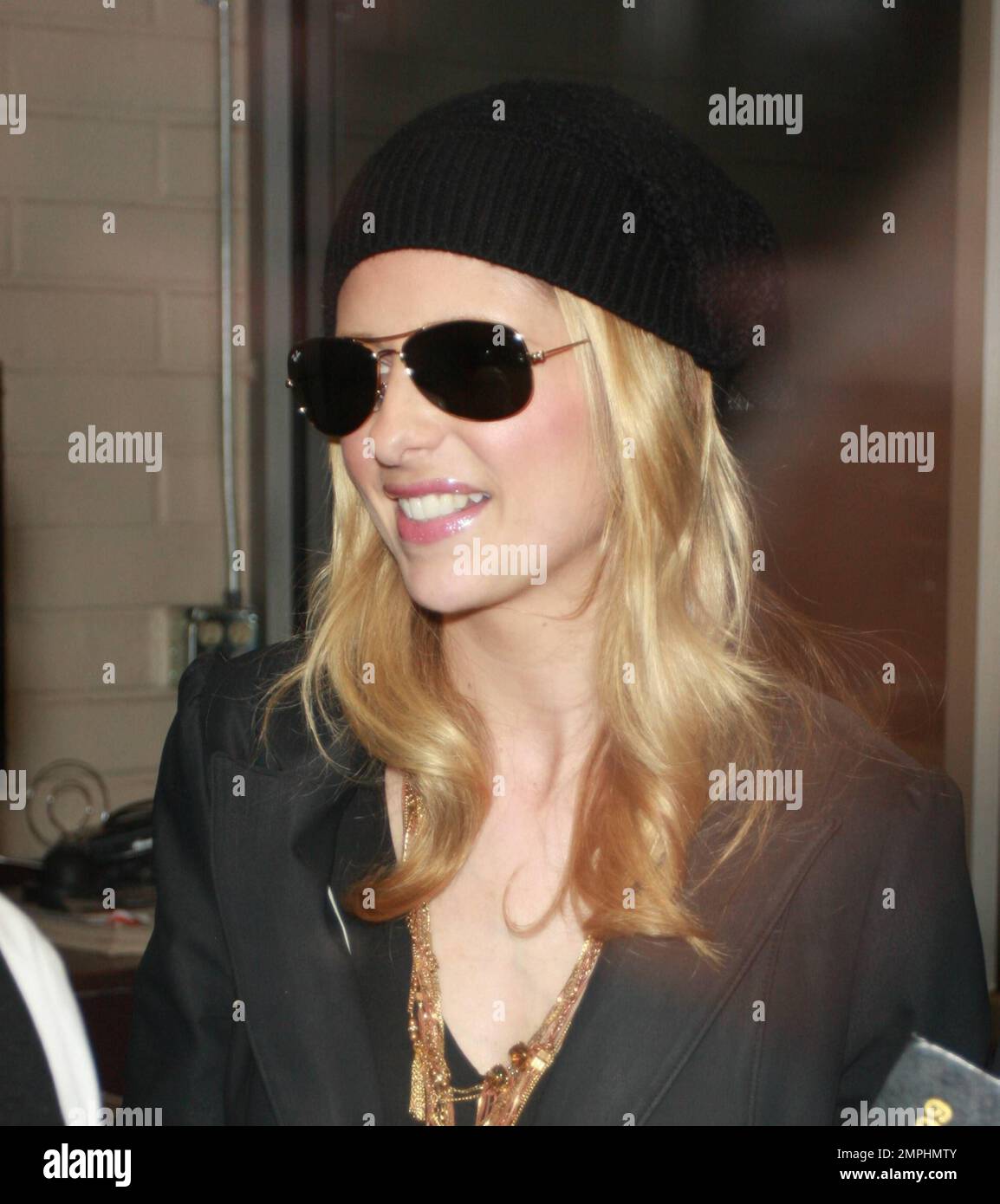 Sarah Michelle Prinze smiles for the cameras as she leaves after a ...