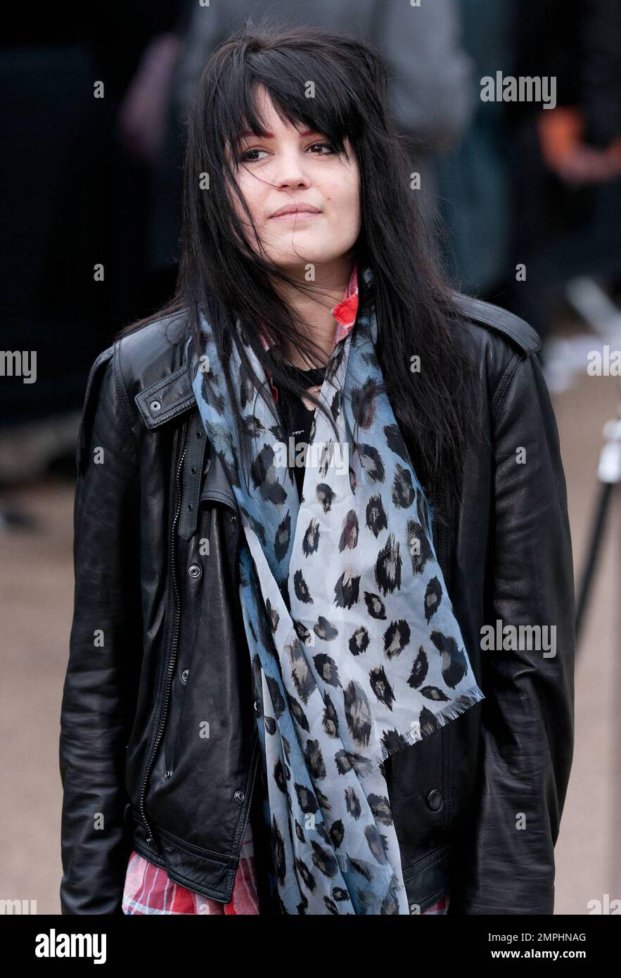 Alison Mosshart poses at Kensington Gardens before heading inside for ...