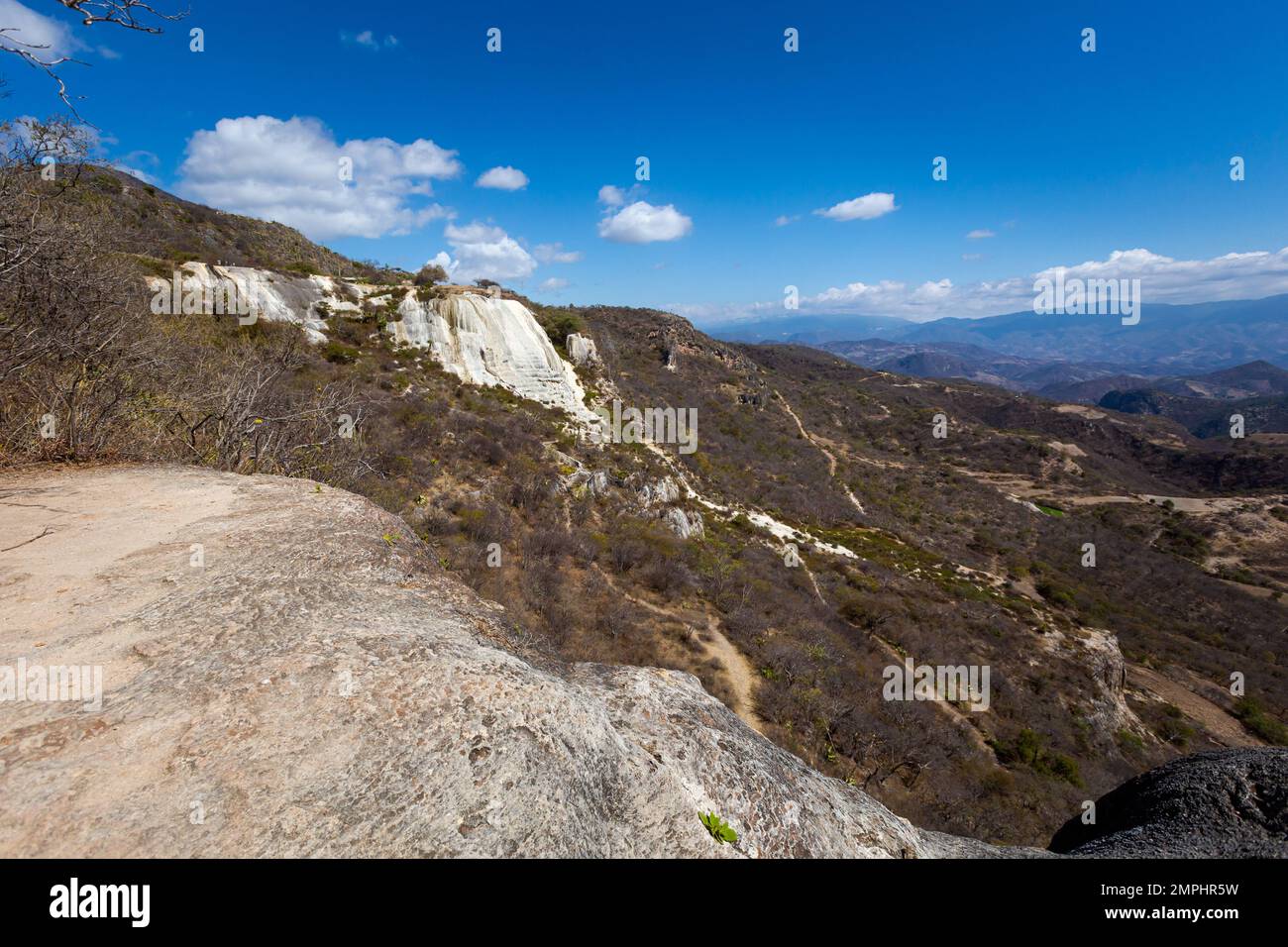 Beautiful landscape of San Lorenzo Albarradas mountains in Hierve el ...