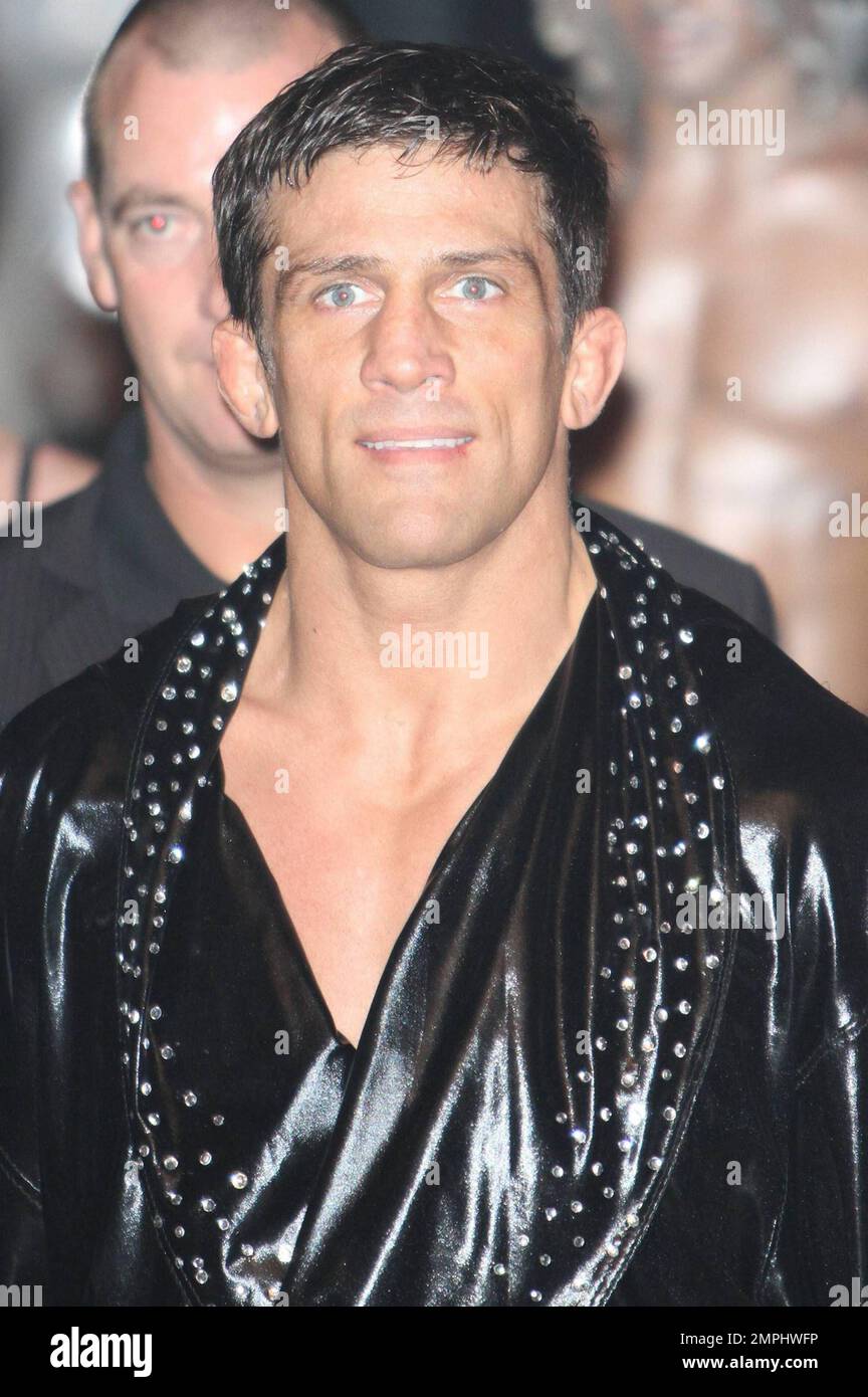 Former MMA fighter Alex Reid and opponent Tom 'Kong' Watson fight it ...