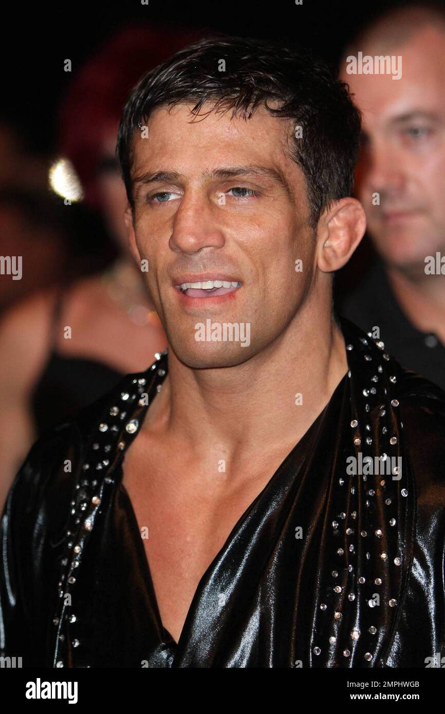 Former MMA fighter Alex Reid and opponent Tom 'Kong' Watson fight it ...