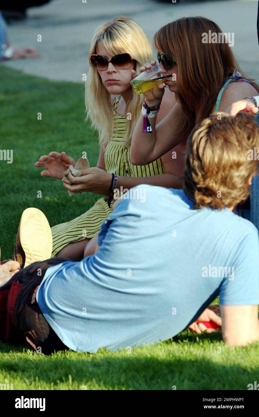 Actress Busy Philipps enjoys some pizza with friends while lounging on ...