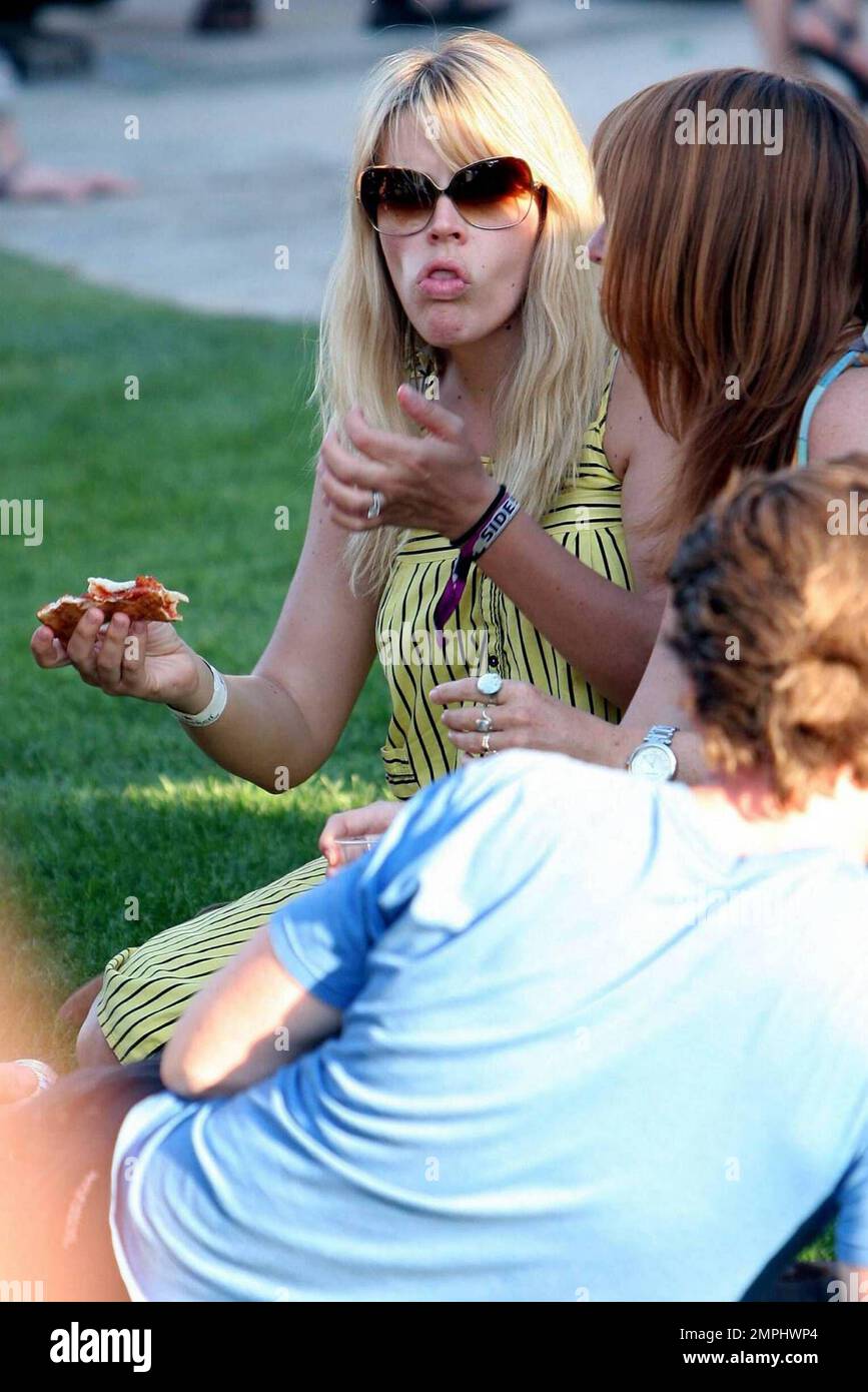 Actress Busy Philipps enjoys some pizza with friends while lounging on ...