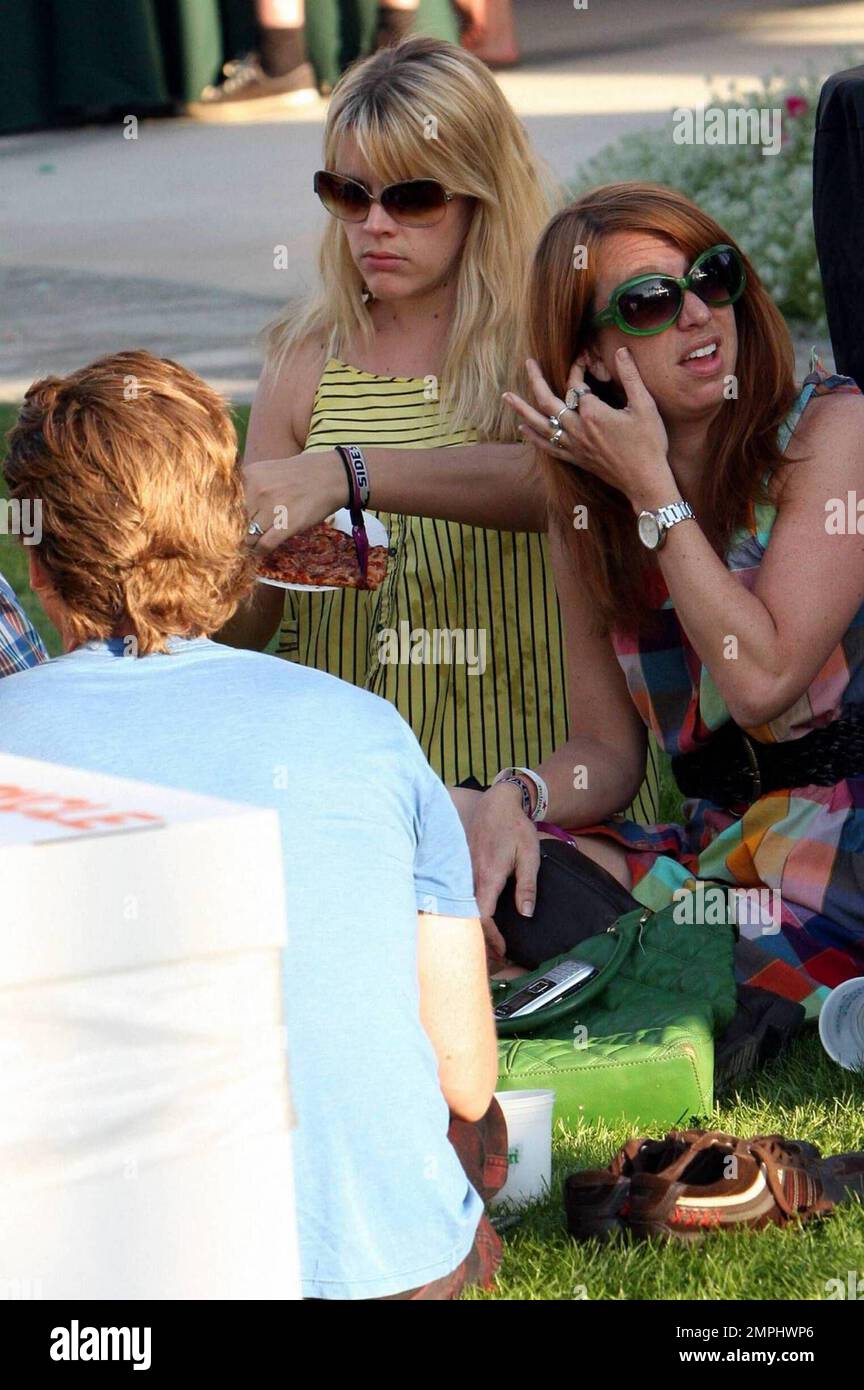 Actress Busy Philipps enjoys some pizza with friends while lounging on ...