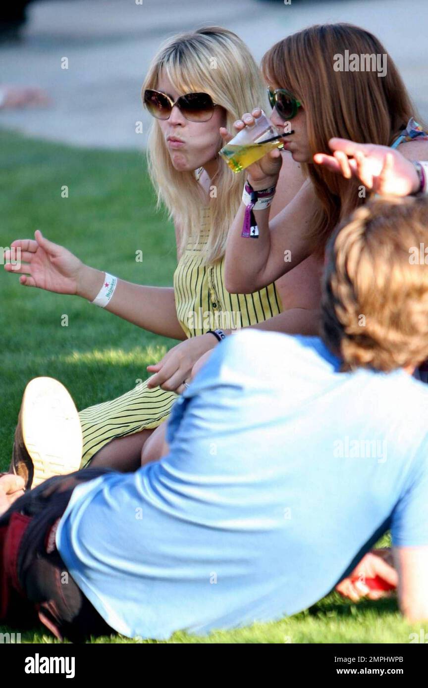 Actress Busy Philipps enjoys some pizza with friends while lounging on ...