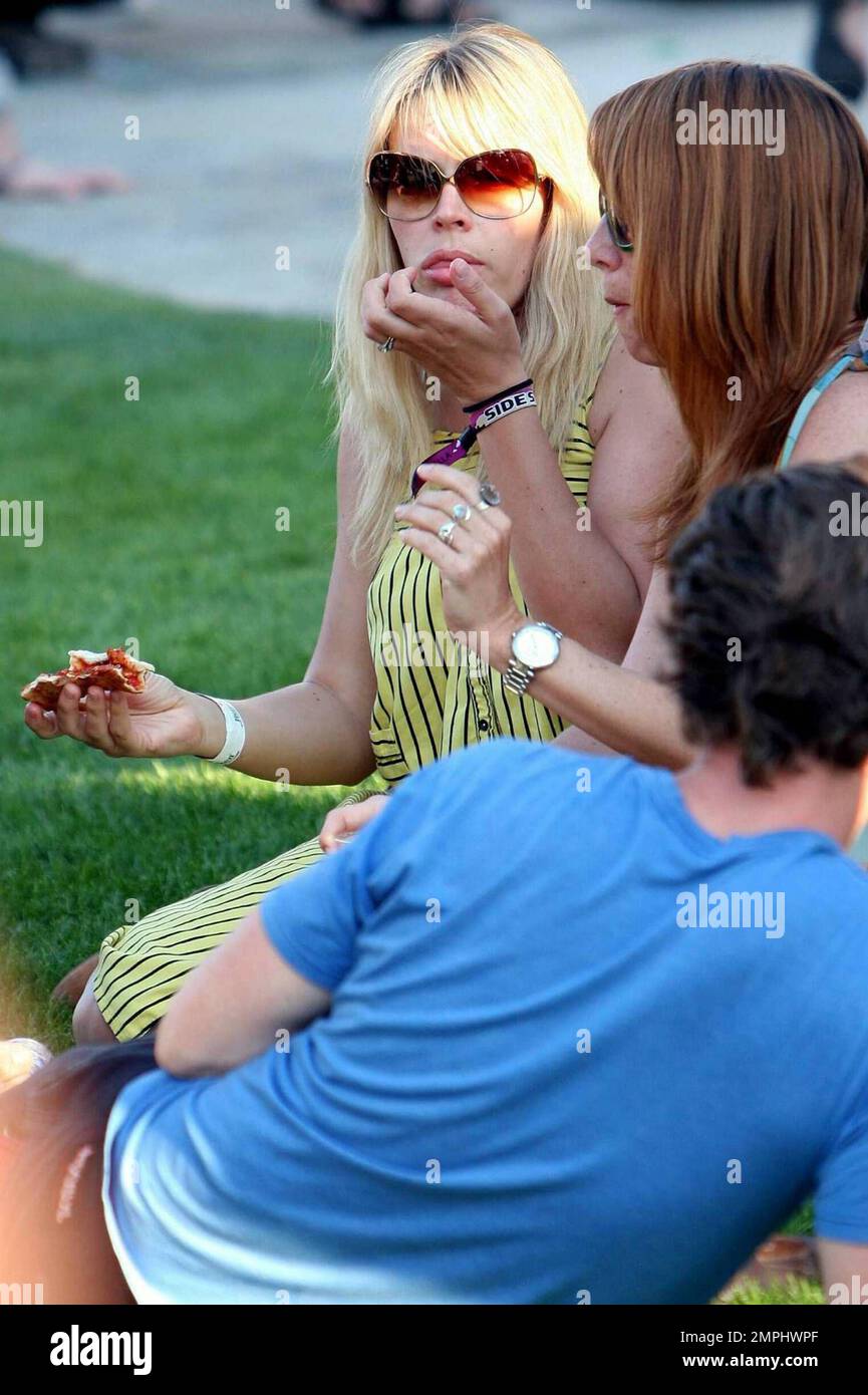 Actress Busy Philipps enjoys some pizza with friends while lounging on ...