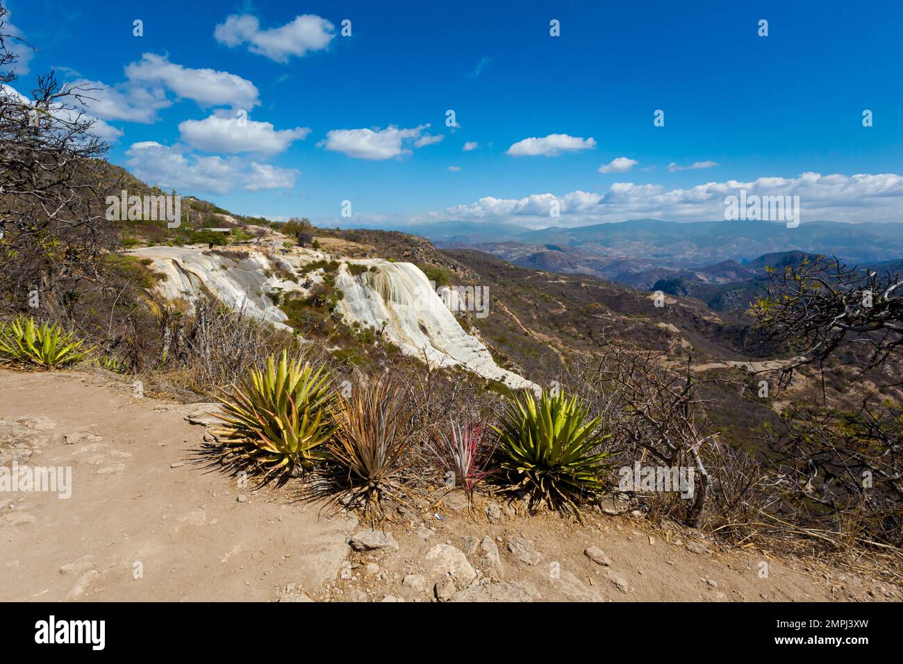 Beautiful landscape of San Lorenzo Albarradas mountains in Hierve el ...