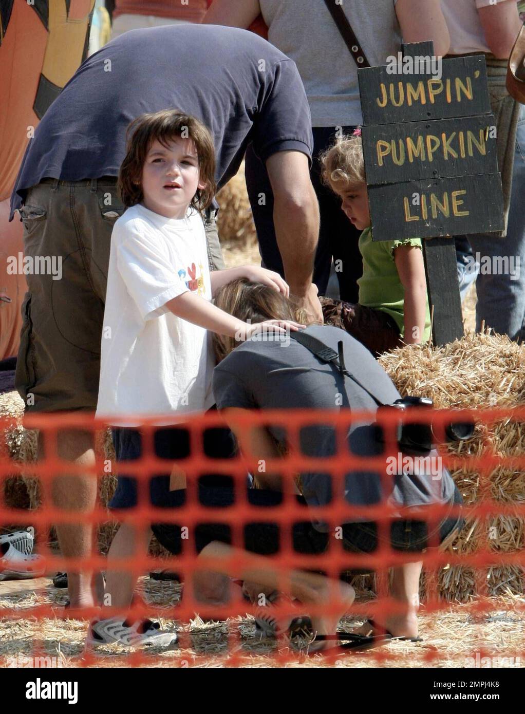 Calista Flockhart and Harrison Ford take little Liam on a pumpkin hunt ...