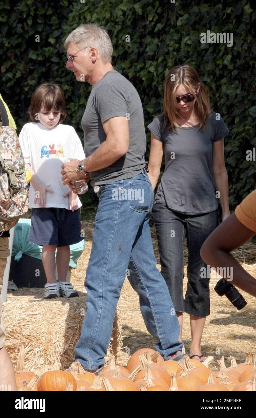 Calista Flockhart and Harrison Ford take little Liam on a pumpkin hunt ...