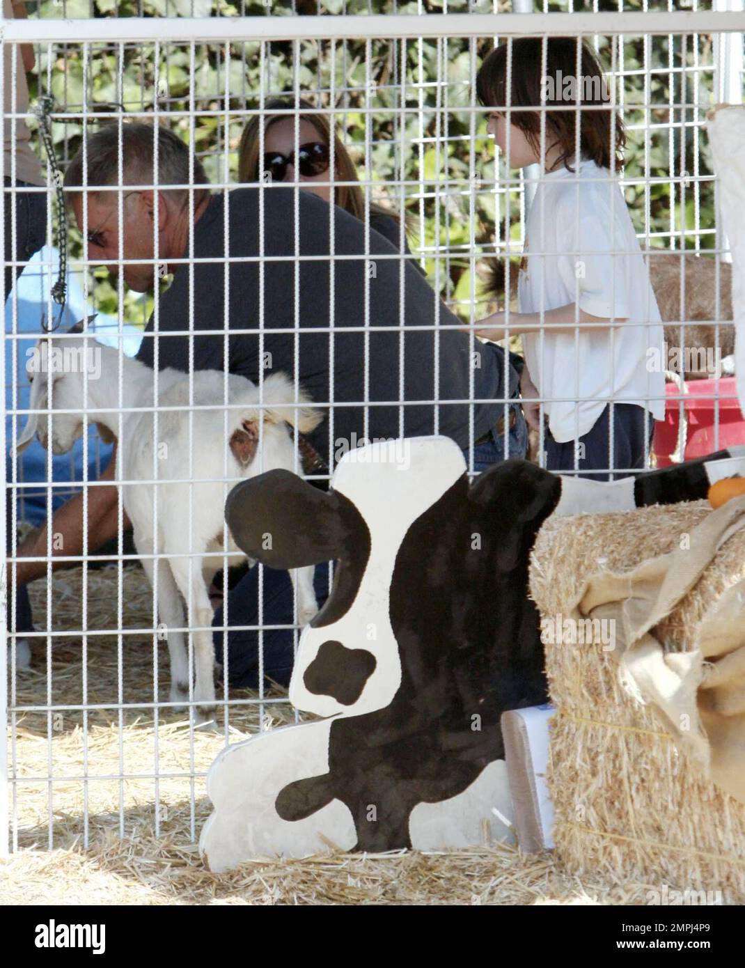 Calista Flockhart and Harrison Ford take little Liam on a pumpkin hunt ...