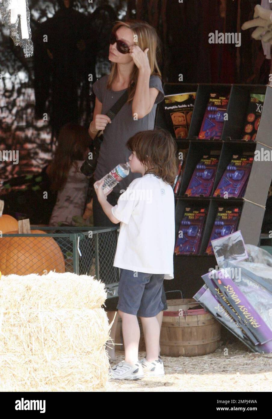 Calista Flockhart and Harrison Ford take little Liam on a pumpkin hunt ...