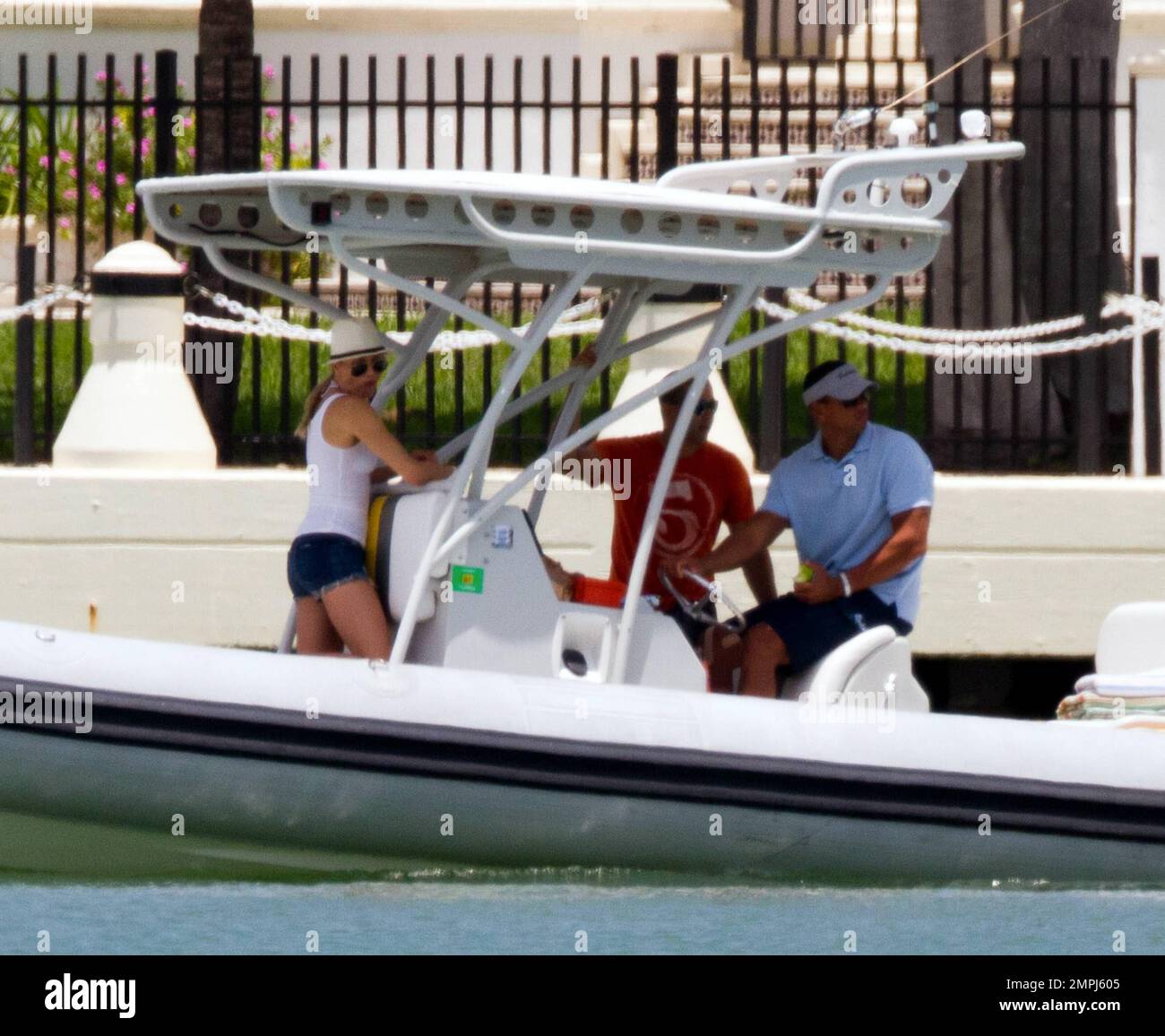 Cameron Diaz and beau Alex Rodriguez relax on shore after taking to the ...