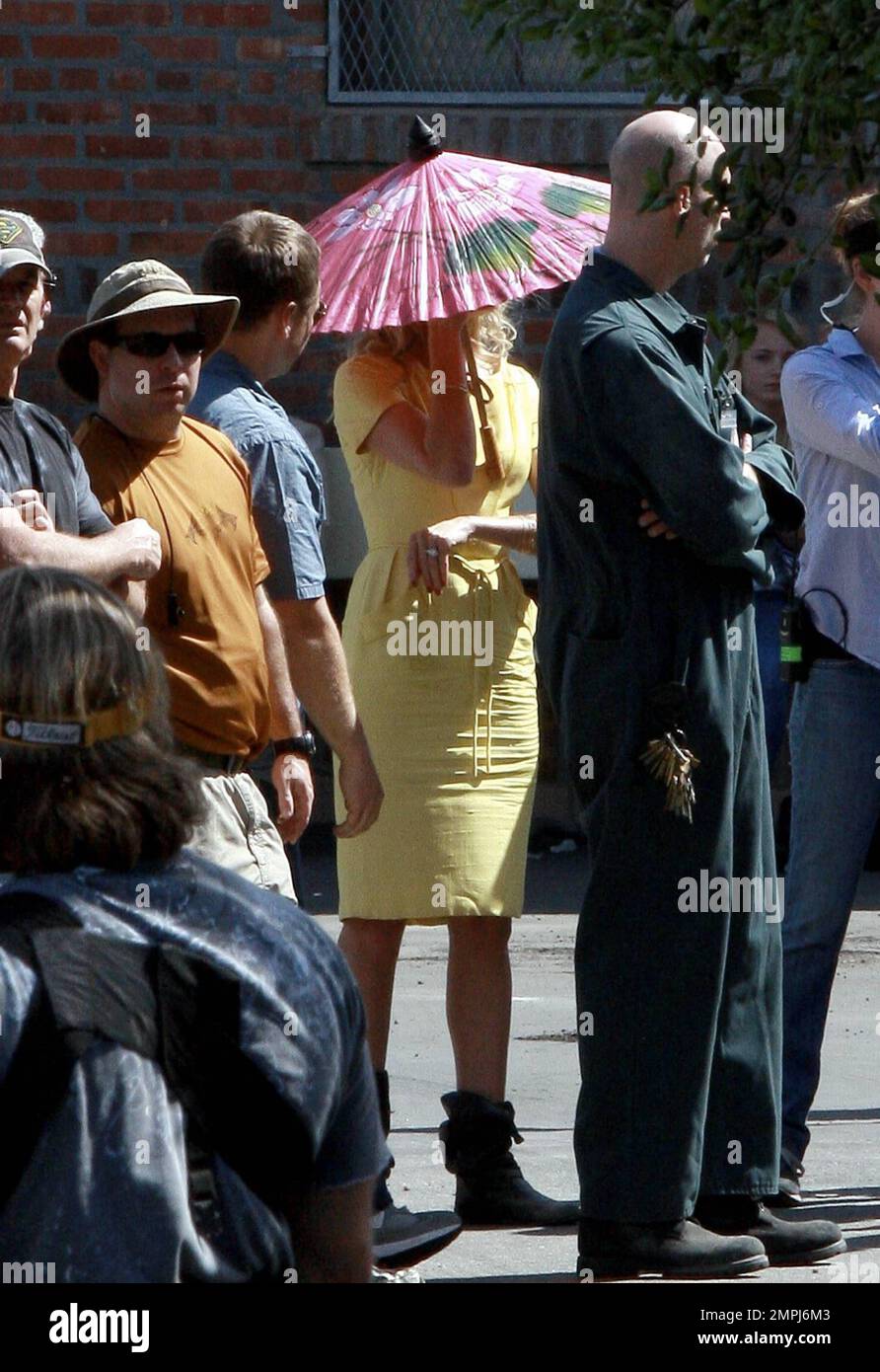 Cameron Diaz shoots a scene on location in Hollywood for her upcoming ...