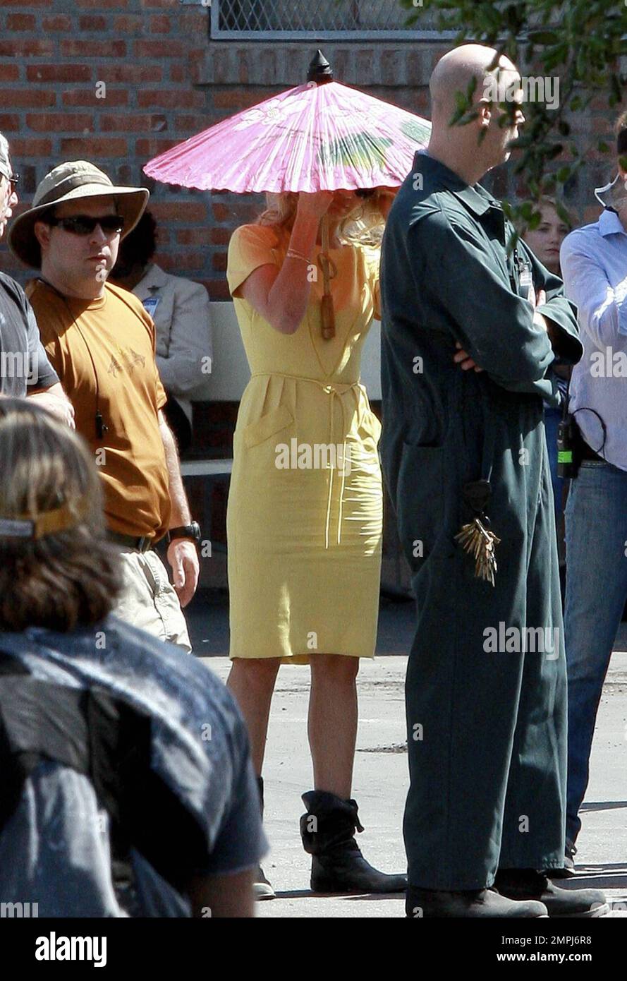 Cameron Diaz shoots a scene on location in Hollywood for her upcoming ...