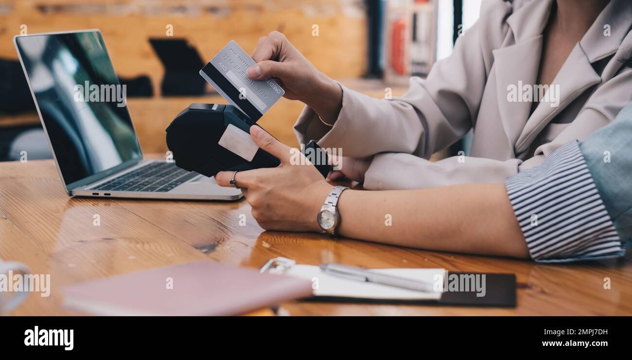 Credit card reader machine hi-res stock photography and images - Alamy