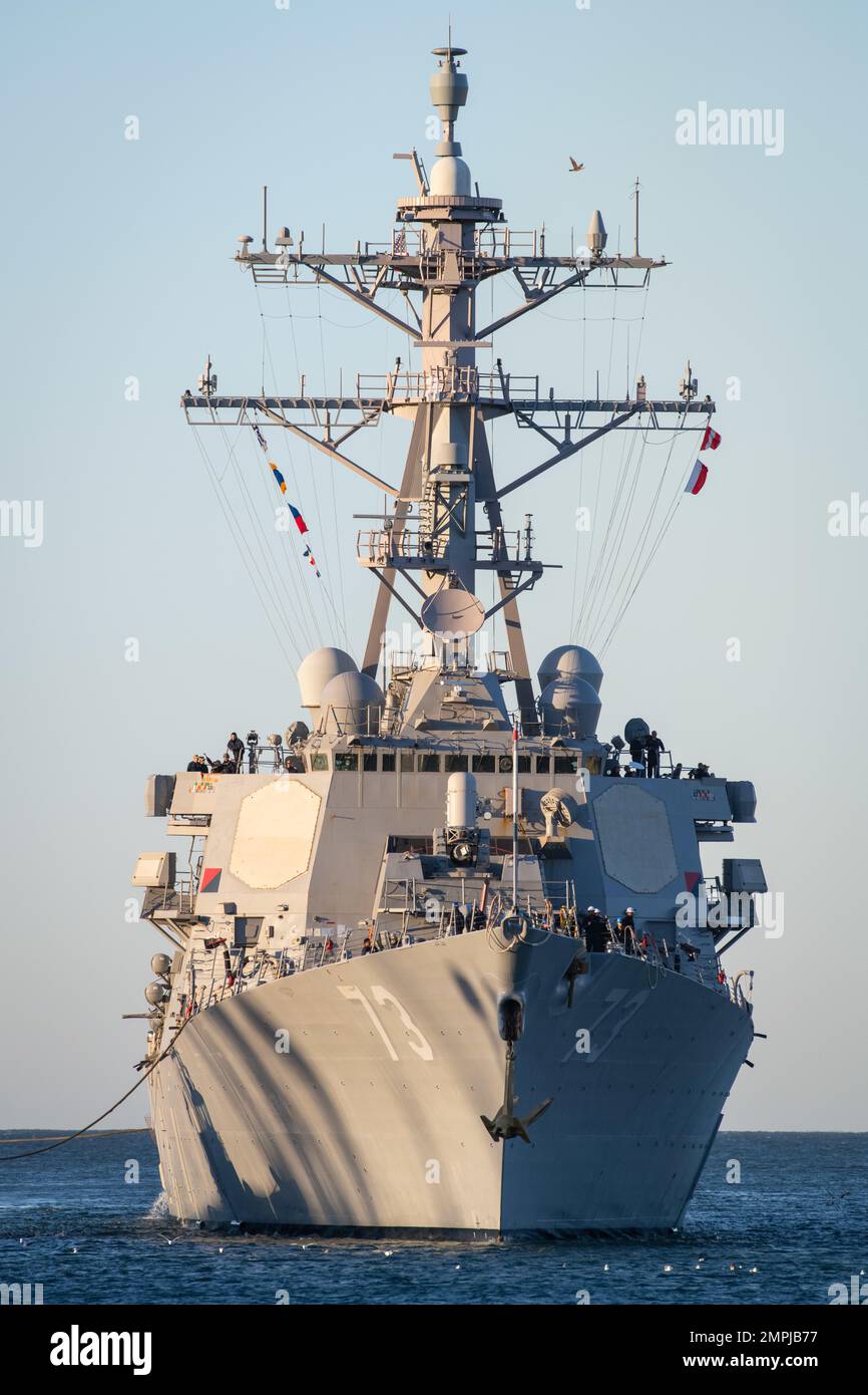 USS Decatur (DDG 73) slowly enters the harbor at Naval Surface Warfare ...