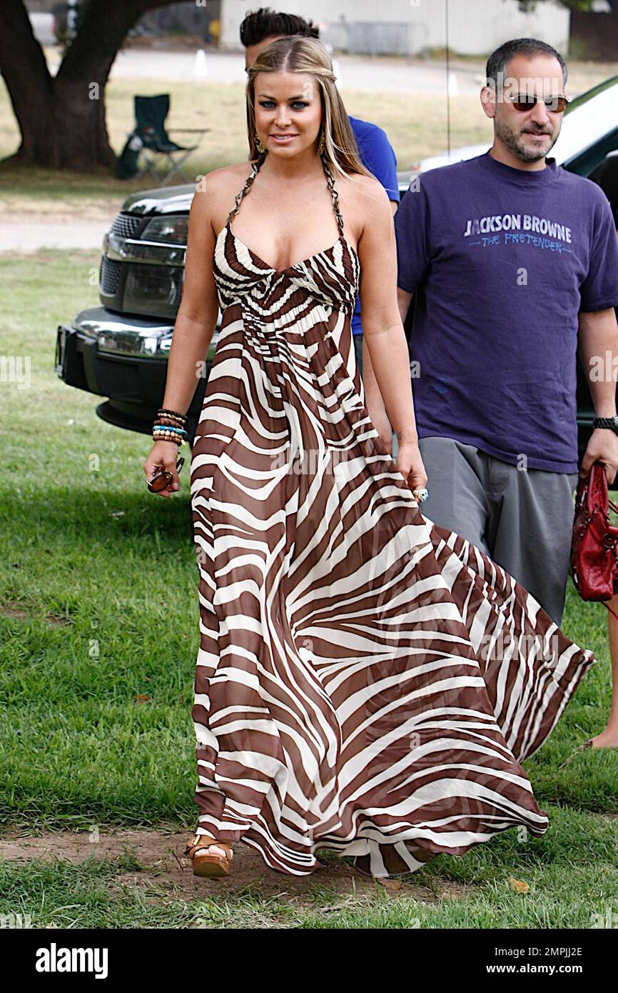 Carmen Electra shows off her voluptuous figure in a summery zebra ...