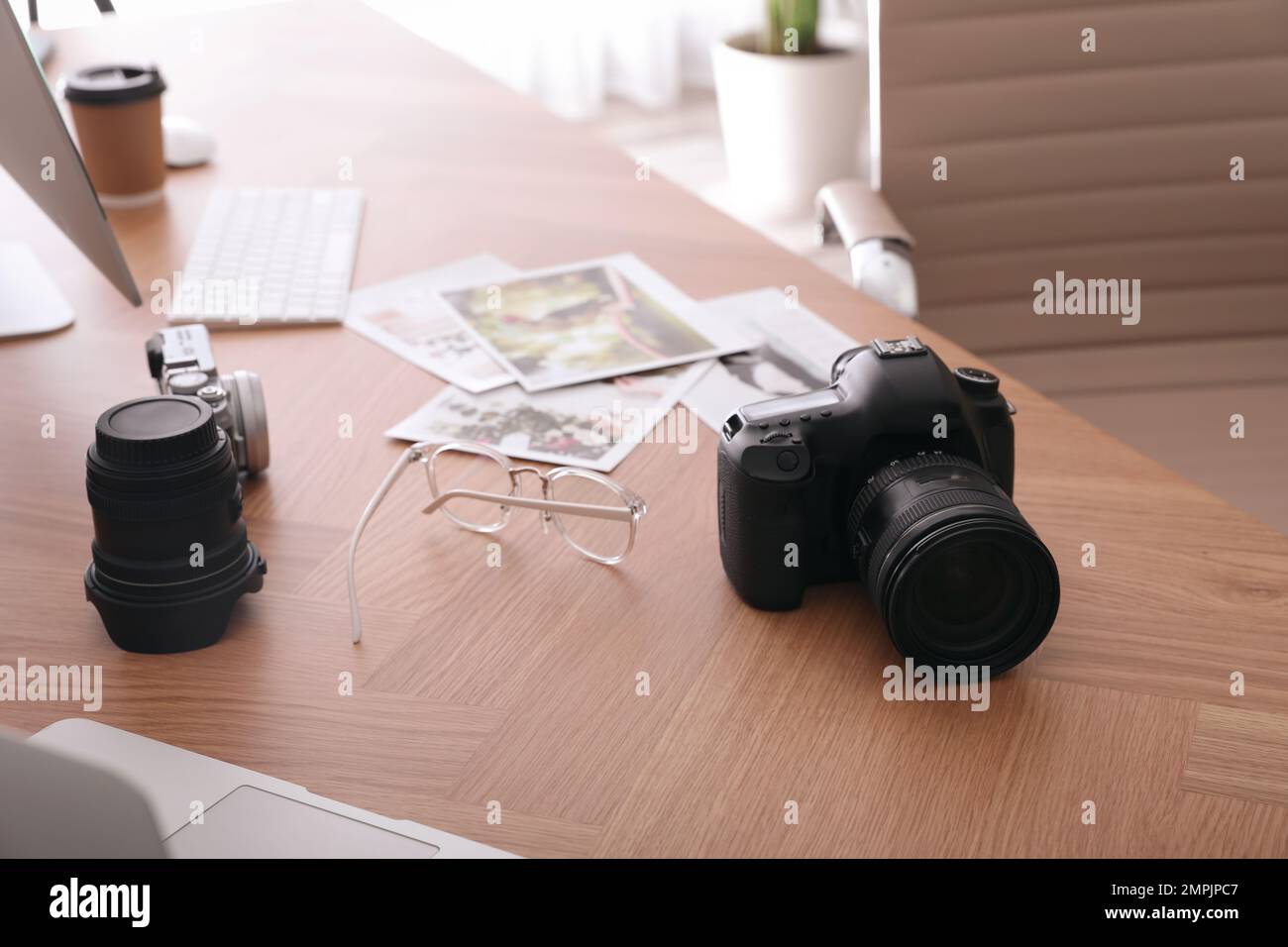 Photographers workplace hi-res stock photography and images - Alamy