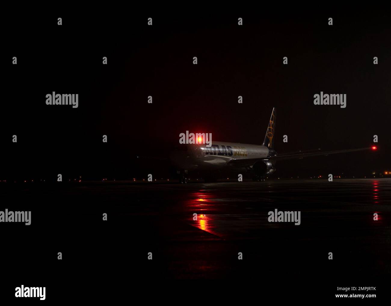 A Boeing 767 carrying U.S. Air Force Airmen from the 79th Fighter ...