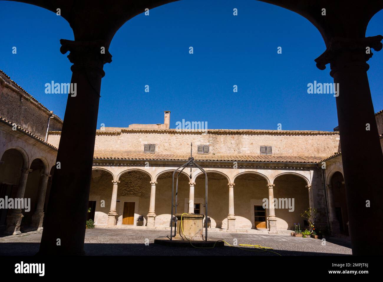 convento de los Mínimos, claustro del siglo XVII, Sineu, Mallorca ...