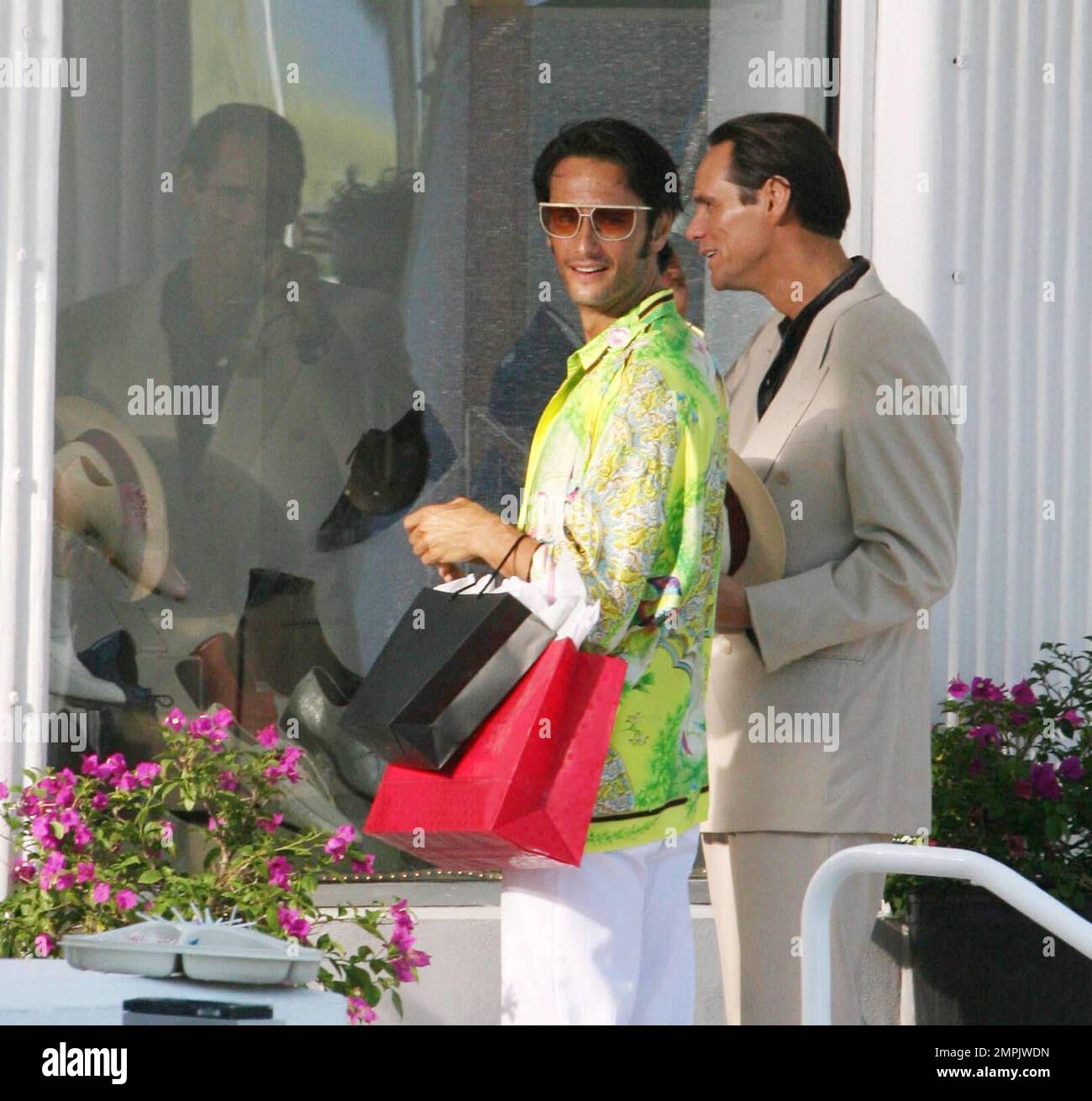 Jim Carrey films 'I Love You Phillip Morris' in the Art Deco District ...