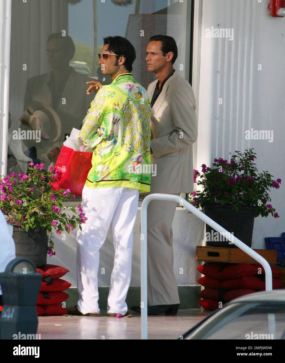 Jim Carrey films 'I Love You Phillip Morris' in the Art Deco District ...