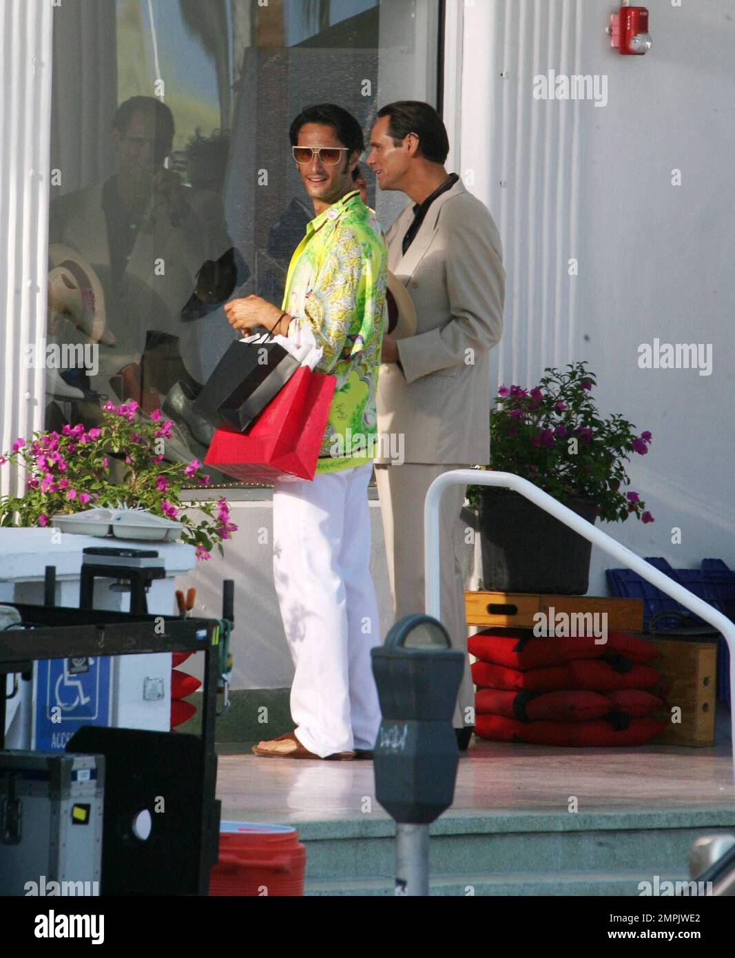 Jim Carrey films 'I Love You Phillip Morris' in the Art Deco District ...