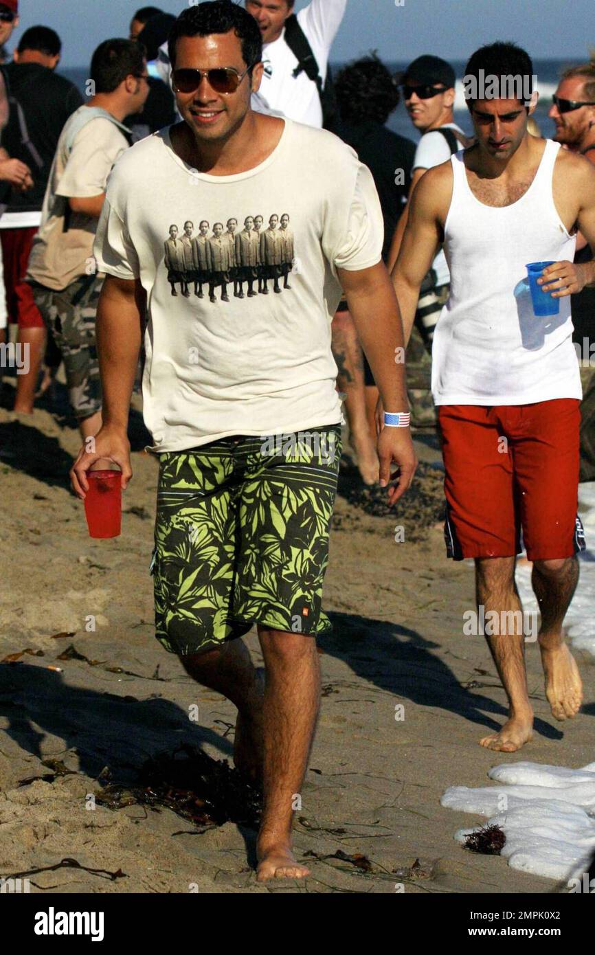 Jessica Alba's husband Cash Warren strolls on the beach as he ...