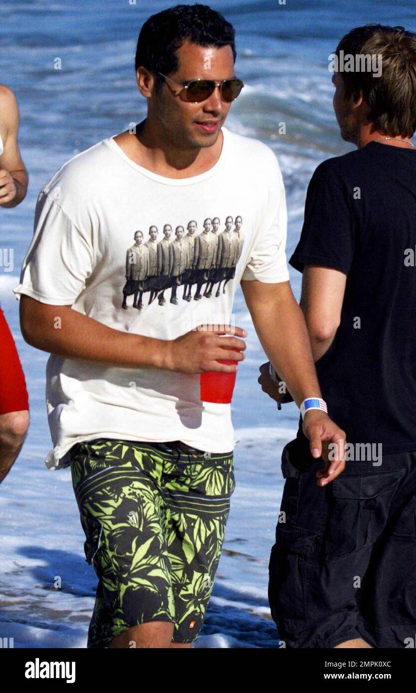 Jessica Alba's husband Cash Warren strolls on the beach as he ...
