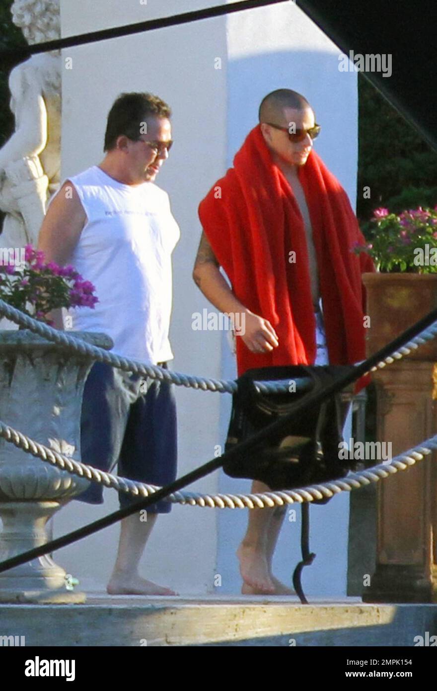 LATIN US AND MEXICO OUT - Casper Smart walks on the dock with a friend ...