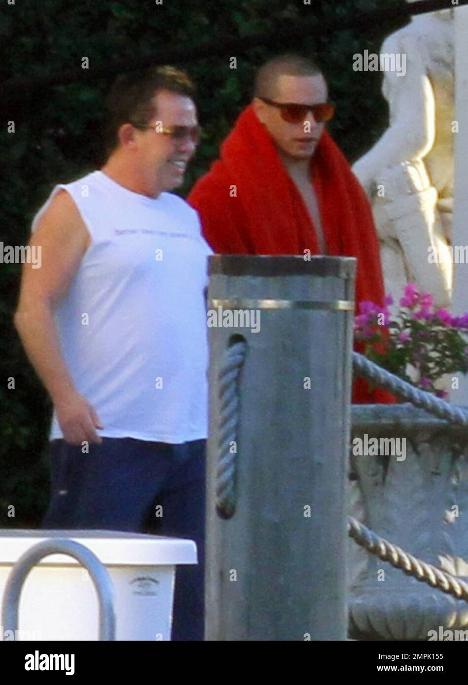 LATIN US AND MEXICO OUT - Casper Smart walks on the dock with a friend ...