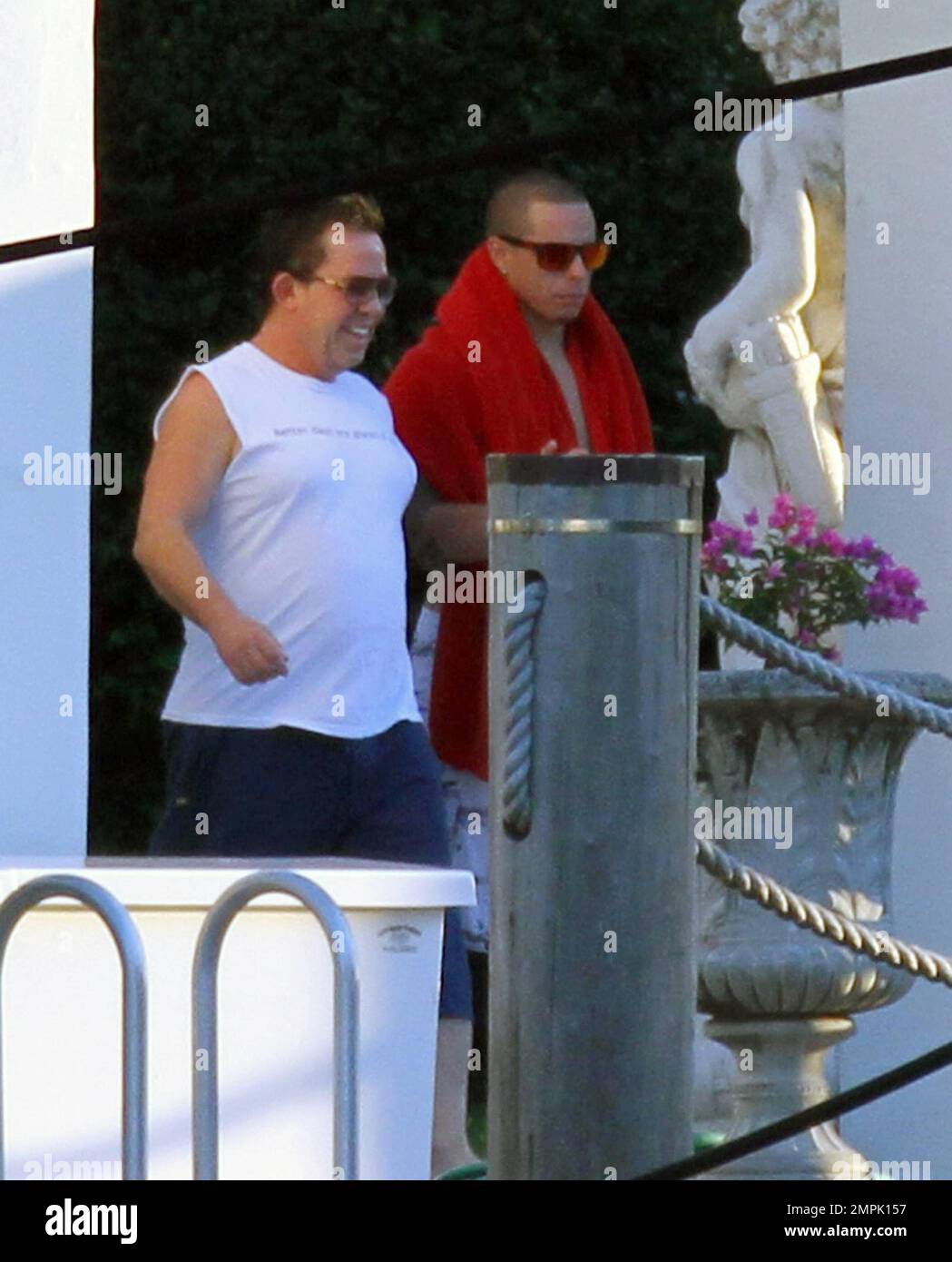 LATIN US AND MEXICO OUT - Casper Smart walks on the dock with a friend ...