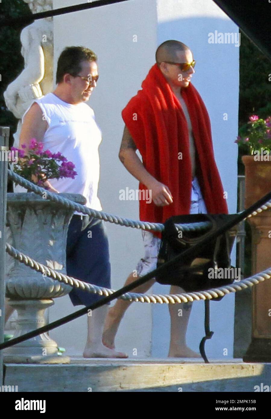 LATIN US AND MEXICO OUT - Casper Smart walks on the dock with a friend ...