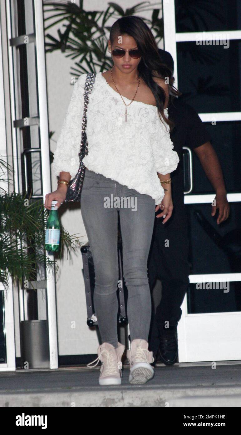 EXCLUSIVE!! Hip hop artist Cassie (aka Casandra Ventura) carries a box ...