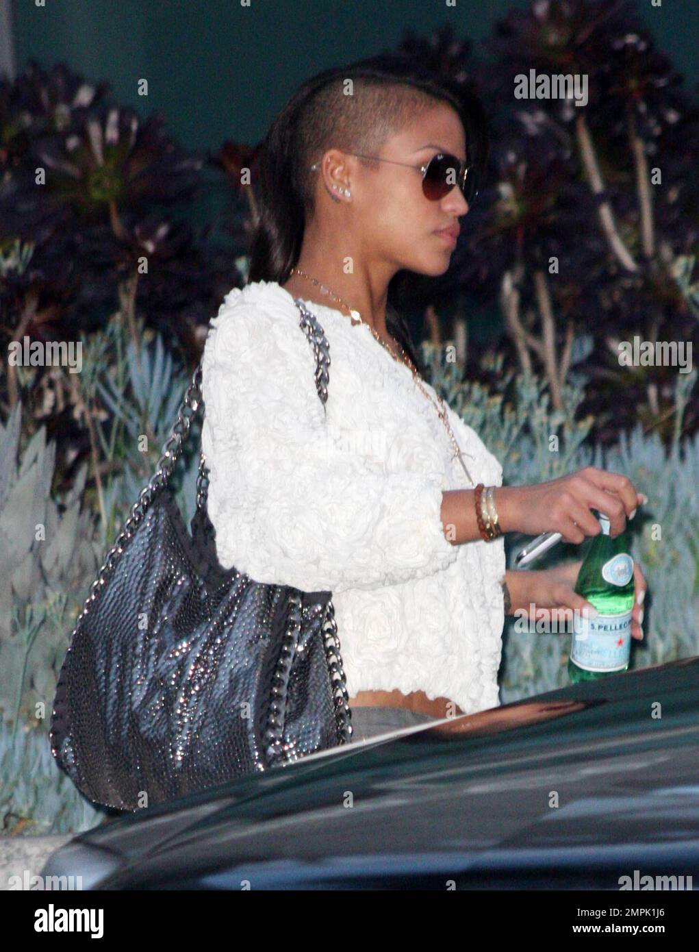 EXCLUSIVE!! Hip hop artist Cassie (aka Casandra Ventura) carries a box ...