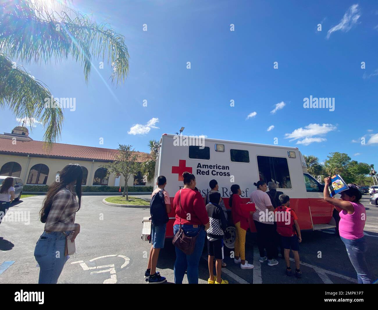 Red cross worker meals hi-res stock photography and images - Alamy