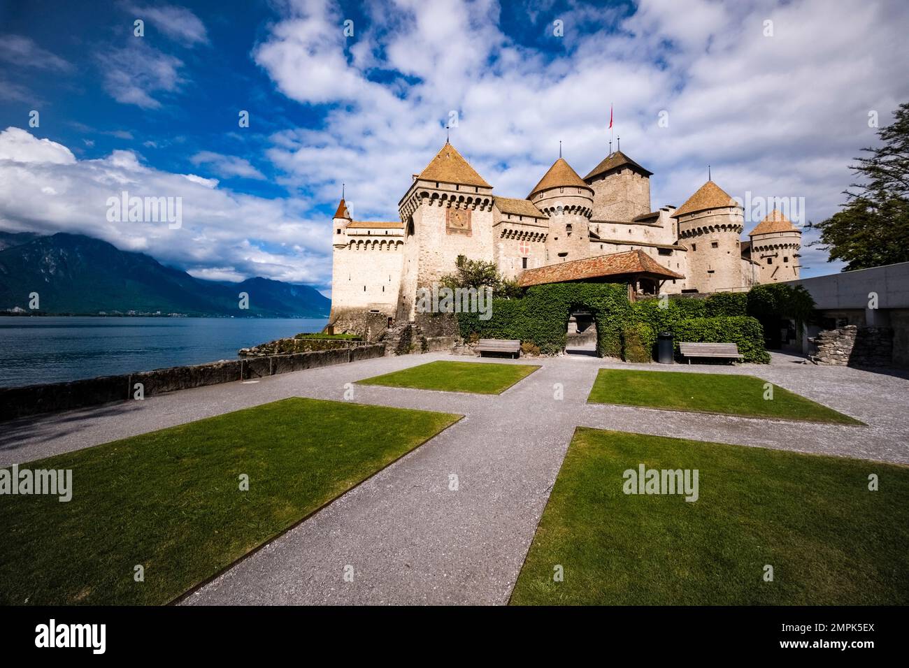 Green roof ridges hi-res stock photography and images - Alamy