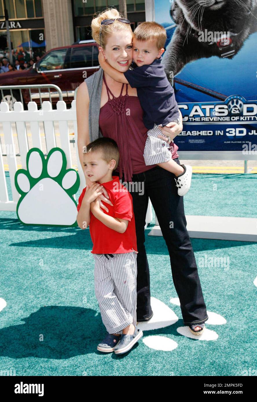 Melissa Joan Hart and sons Mason and Braydon walk the green carpet for ...