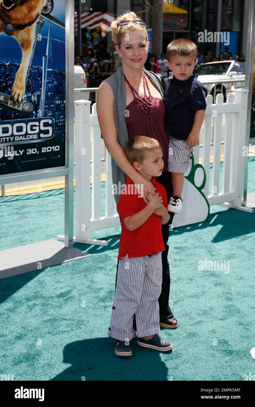 Melissa Joan Hart and sons Mason and Braydon walk the green carpet for ...