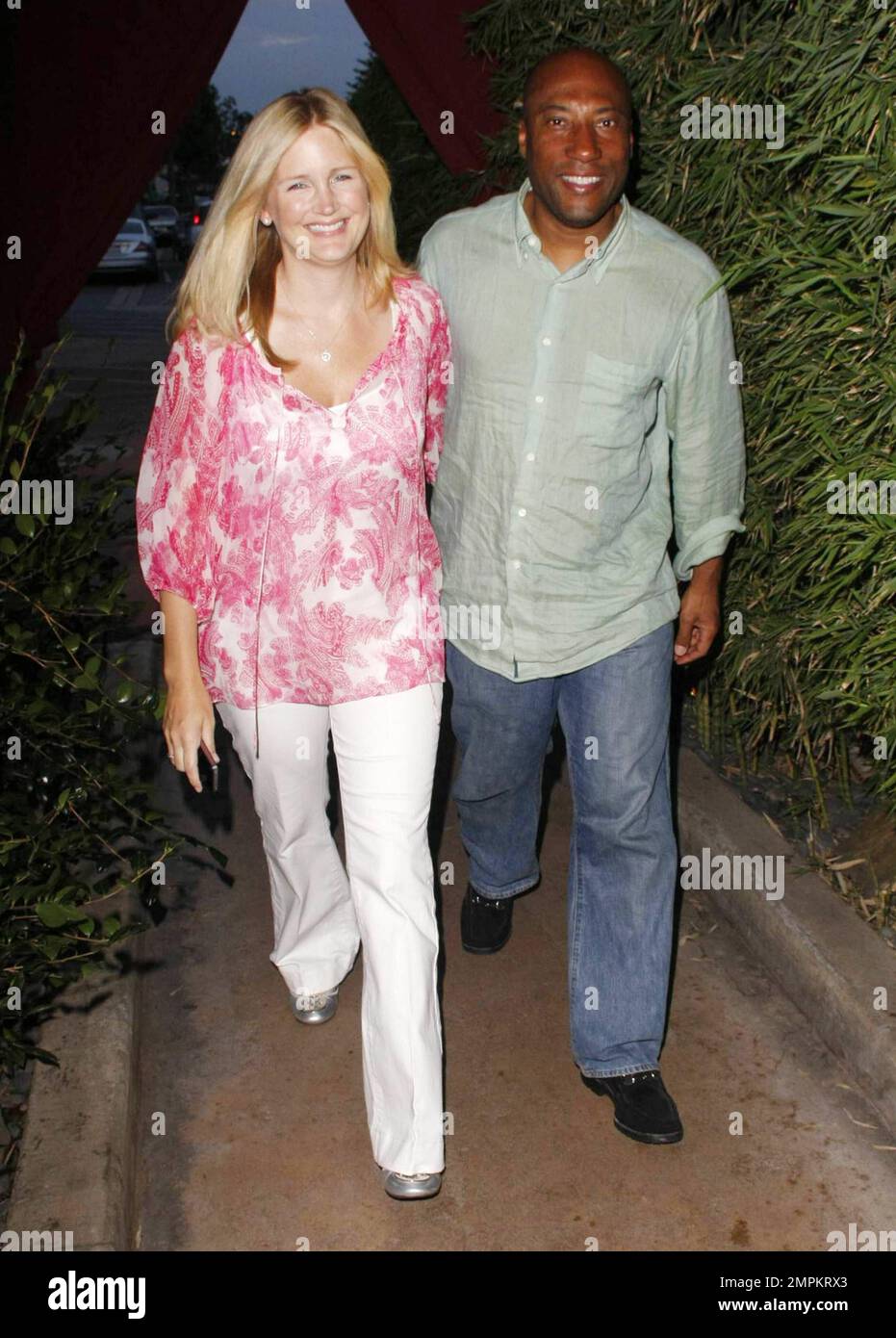Stand up comedian Byron Allen walks to a Malibu Country Mart restaurant ...